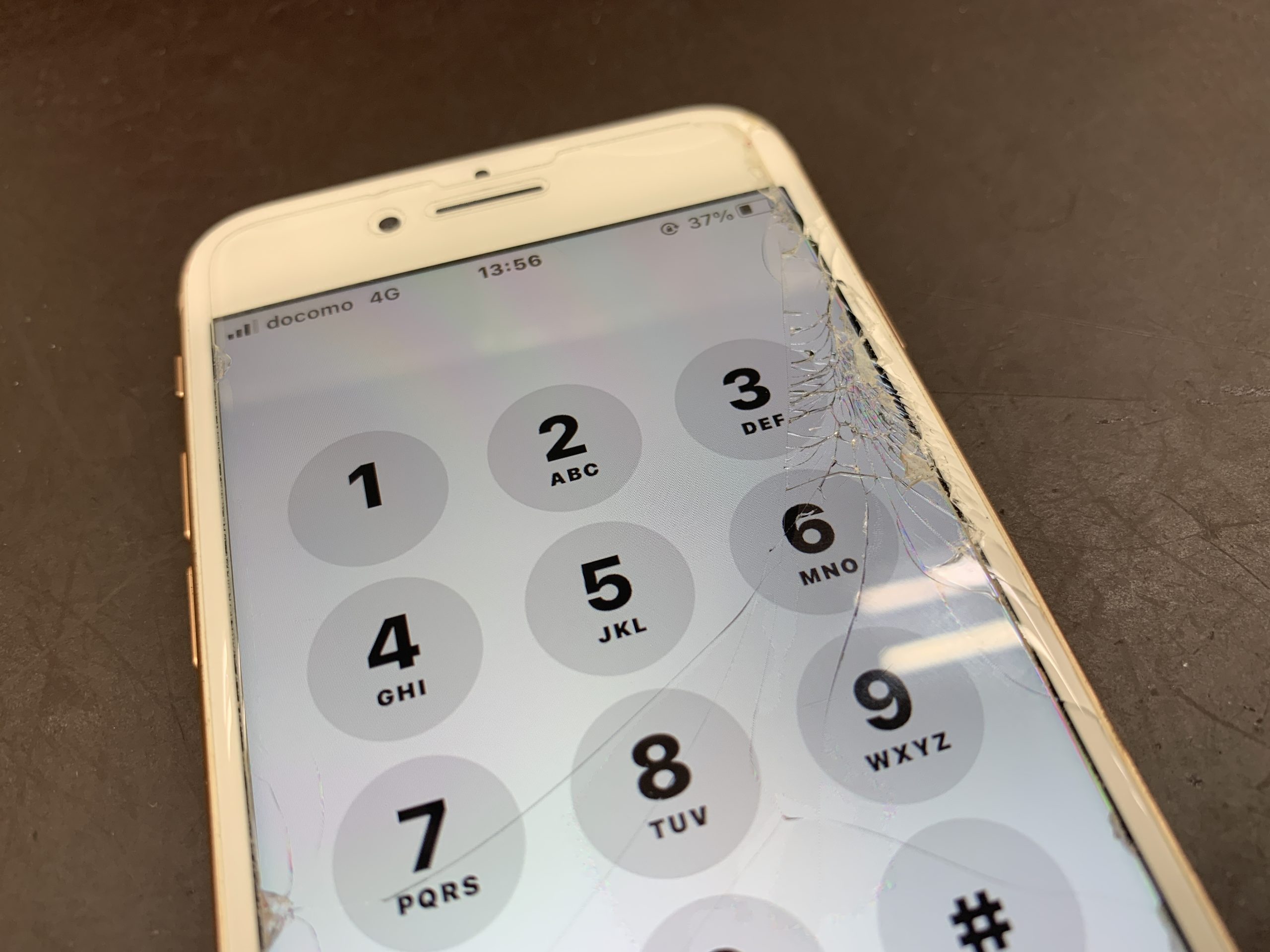 車のドアに挟まれたiPhone8の画面修理 | スマートクール カインズホーム彦根店・イオン近江八幡店